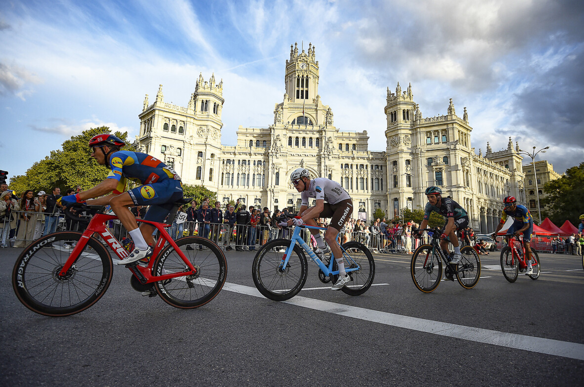 What is the Concertina effect in cycling?